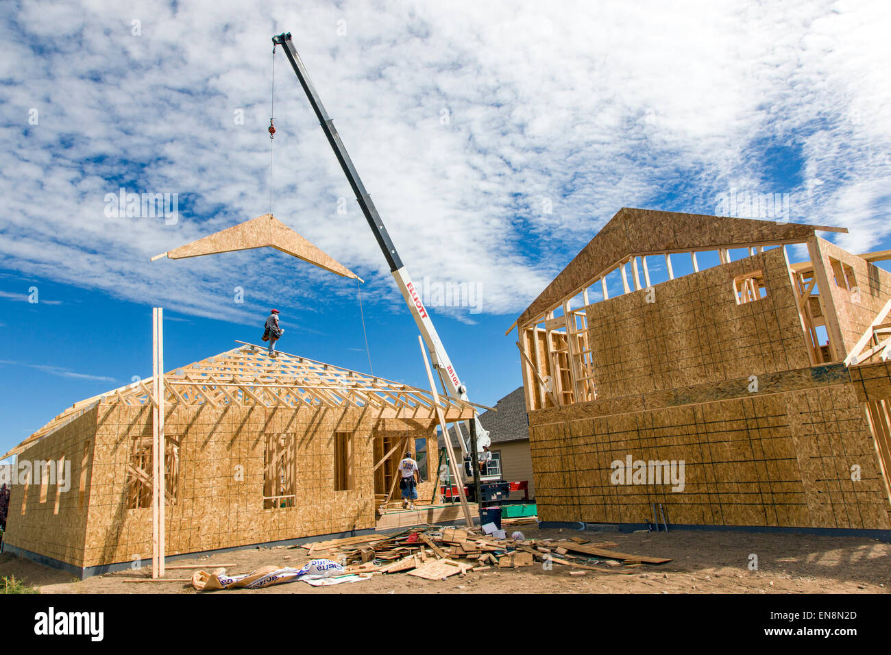 Bau einer Craftsman-Stil-Wohnhaus in Colorado, USA. Ein Kran hebt ...