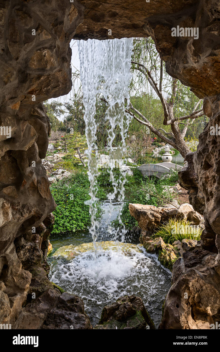 Hinter dem wasserfall garten -Fotos und -Bildmaterial in hoher ...