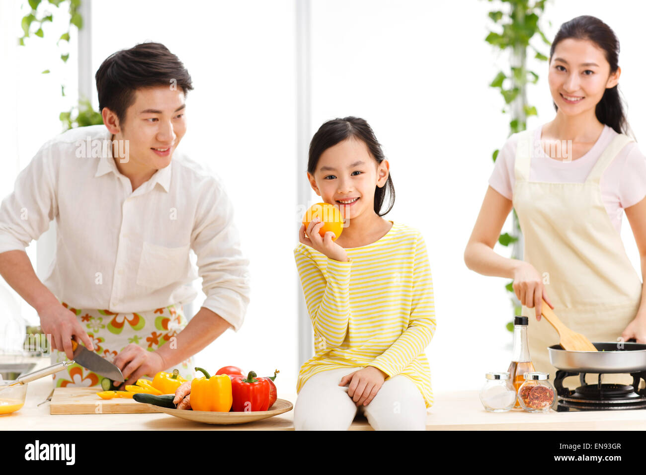 Familie essen kochen -Fotos und -Bildmaterial in hoher Auflösung – Alamy