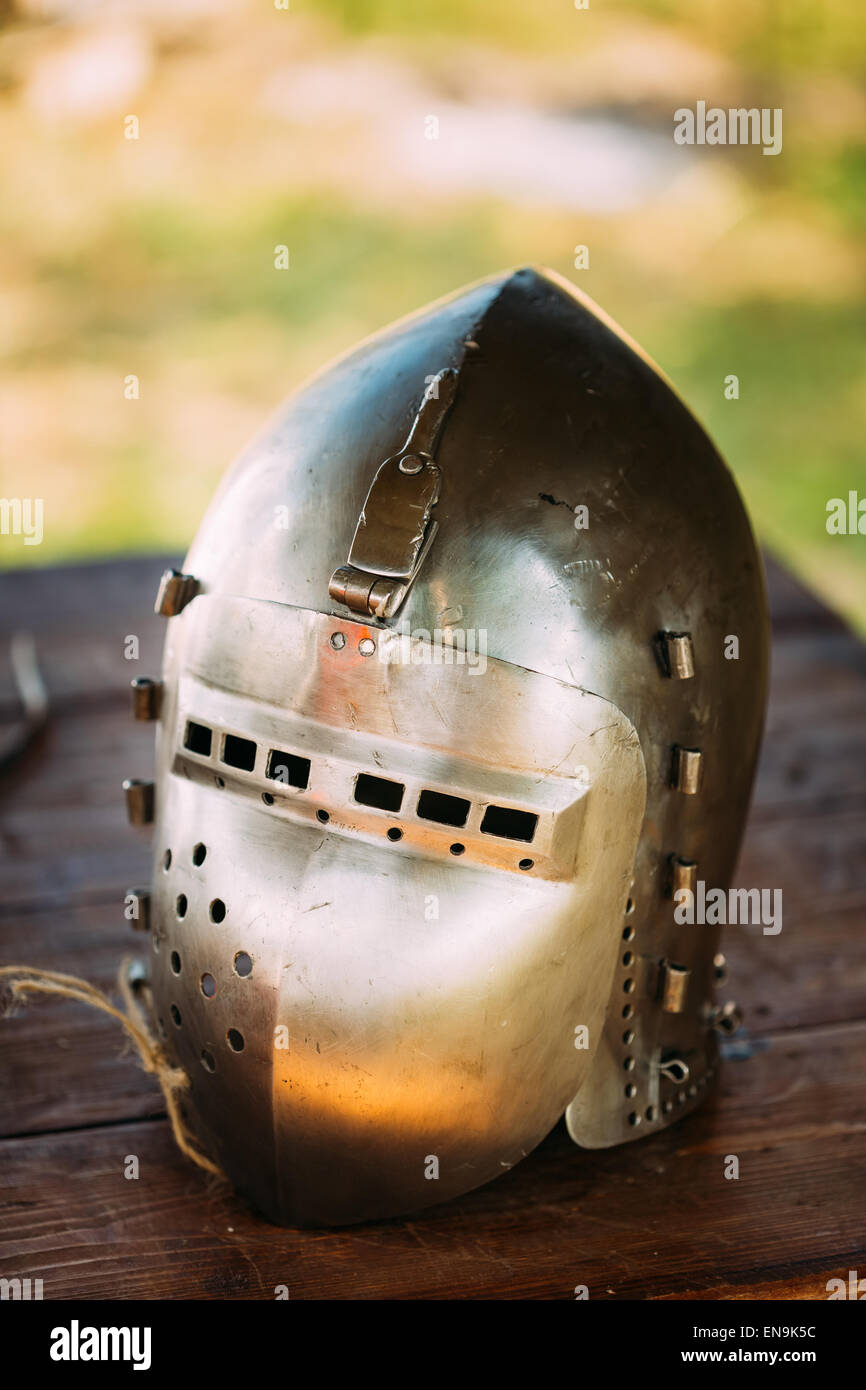 Medieval armor suit helmet -Fotos und -Bildmaterial in hoher Auflösung ...