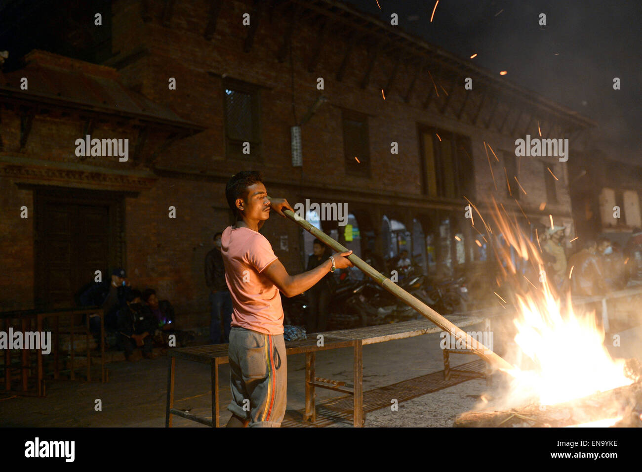 Hindu funeral pyre cremation in -Fotos und -Bildmaterial in hoher ...