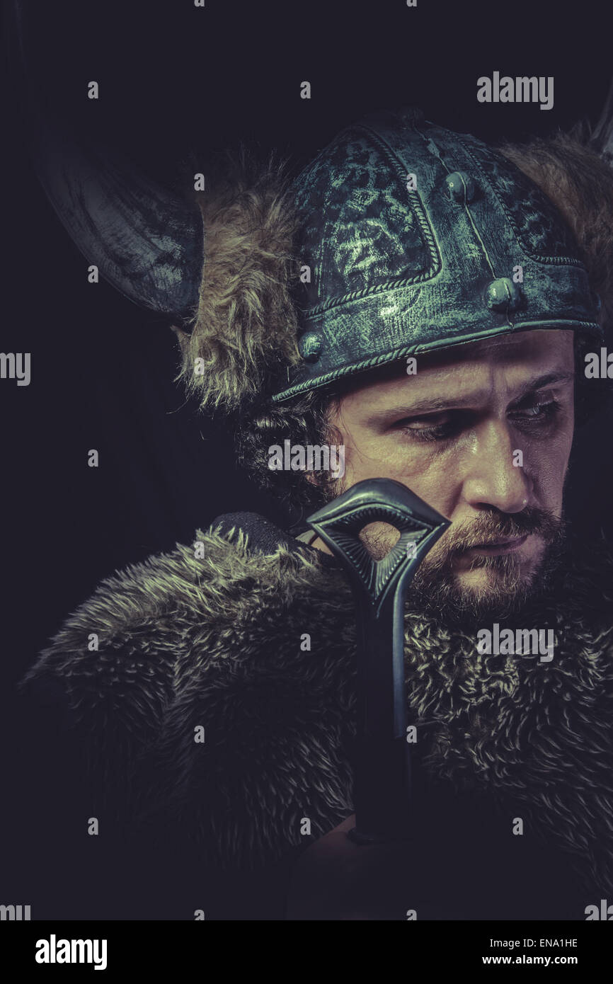 Zeichen, Kostüm, Wikinger-Krieger mit einem großen Schwert und Helm mit ...