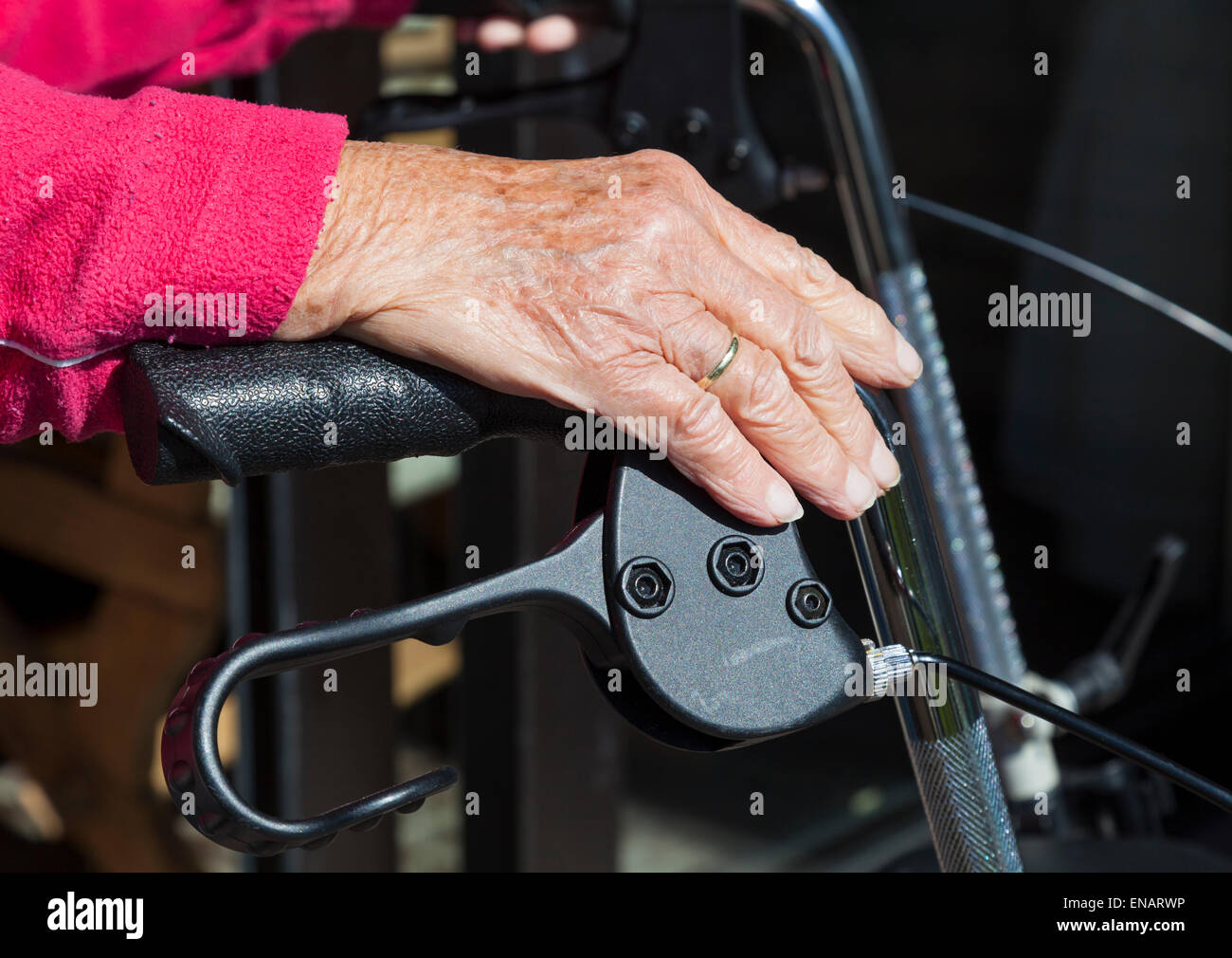 Alte dame rollator -Fotos und -Bildmaterial in hoher Auflösung – Alamy