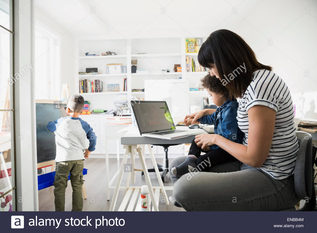 Mutter mit sohn und tochter -Fotos und -Bildmaterial in hoher Auflösung ...