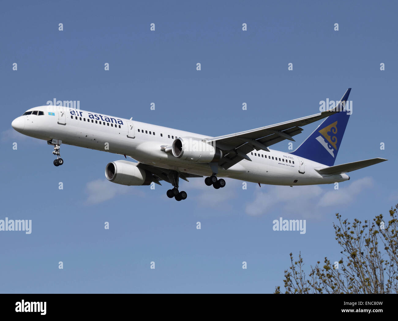 Air Astana Boeing 757-200 (P4-FAS) kommt am Flughafen London Heathrow ...