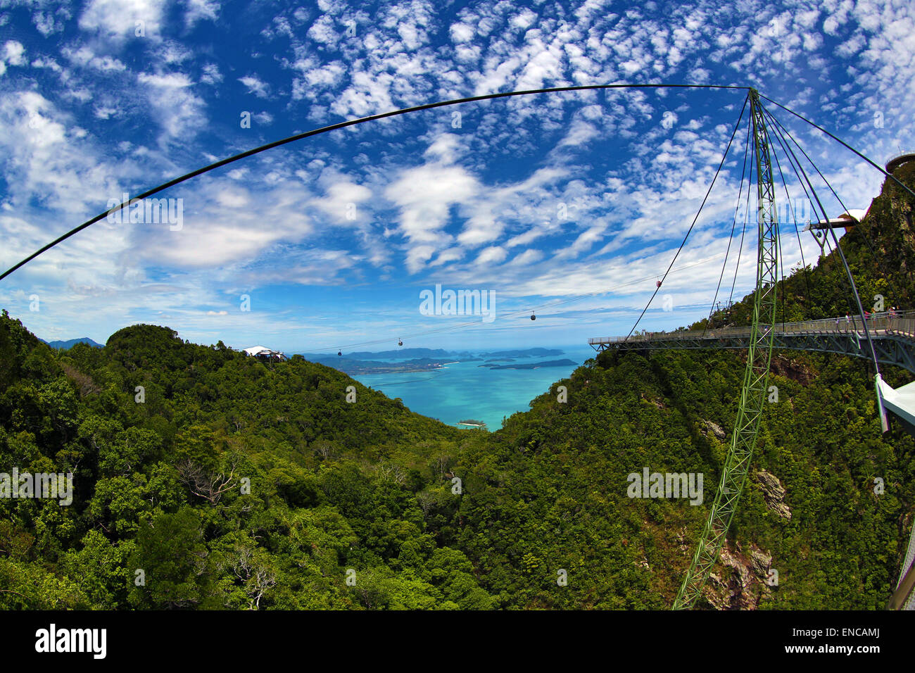 Die Langkawi Sky Bridge, die Longrest gebogene Brücke, am Gipfel des ...