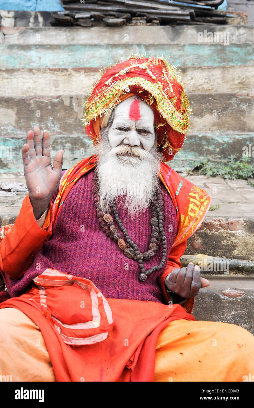 Varanasi, Indien - 27. Januar 2015: heiliger Mann posiert in Varanasi ...