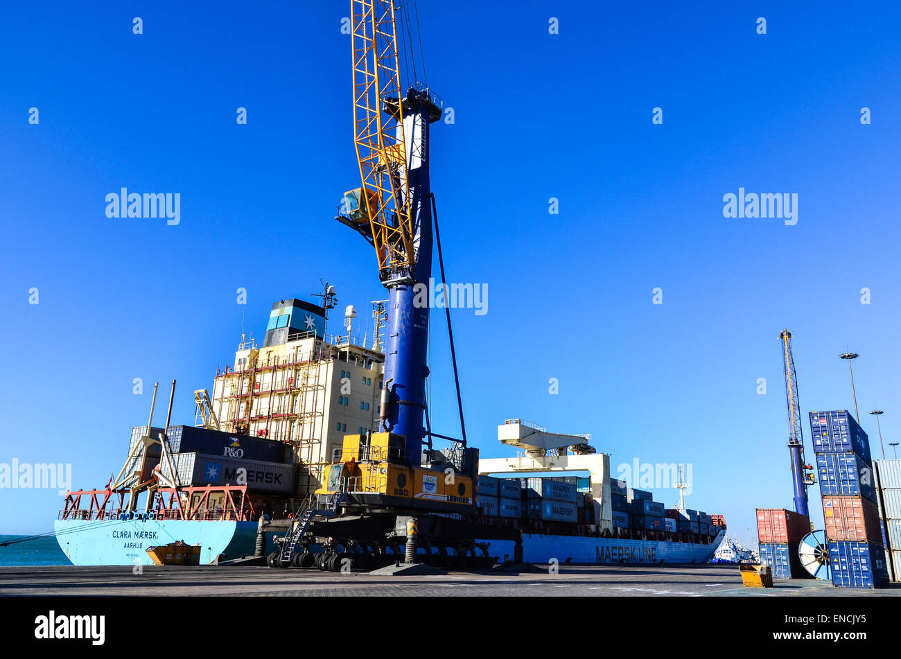 Kran Liebherr LHM und Clara Maersk Container Cargo Schiff im Hafen von ...