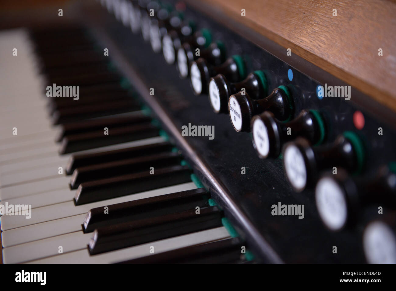 Church organ keys keyboard -Fotos und -Bildmaterial in hoher Auflösung ...