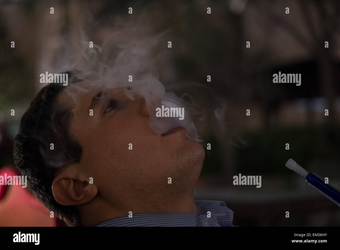 Arab man smoking shisha -Fotos und -Bildmaterial in hoher Auflösung – Alamy