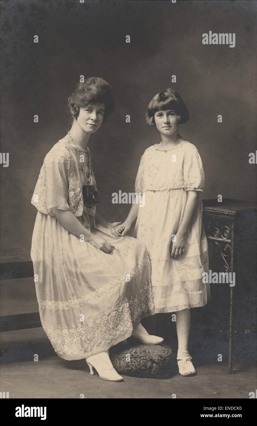 Dieses historische Porträt fängt Clara und Verna Sallows ein, die in ...