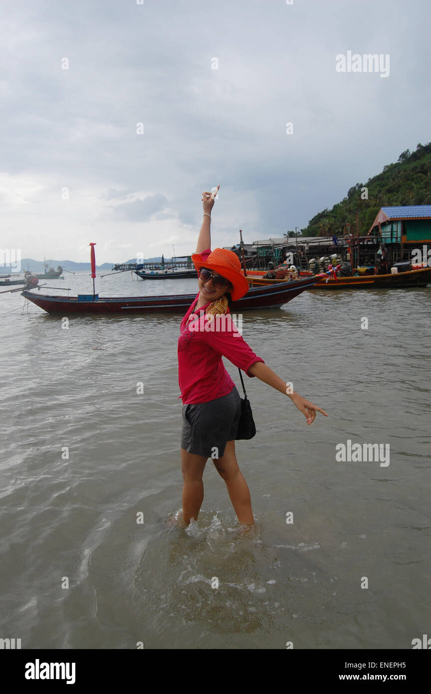 Thai Frau spielen am Strand auf Koh Phithak Fischerinsel Dorf beim Sturm Regen in Lang Suan ...