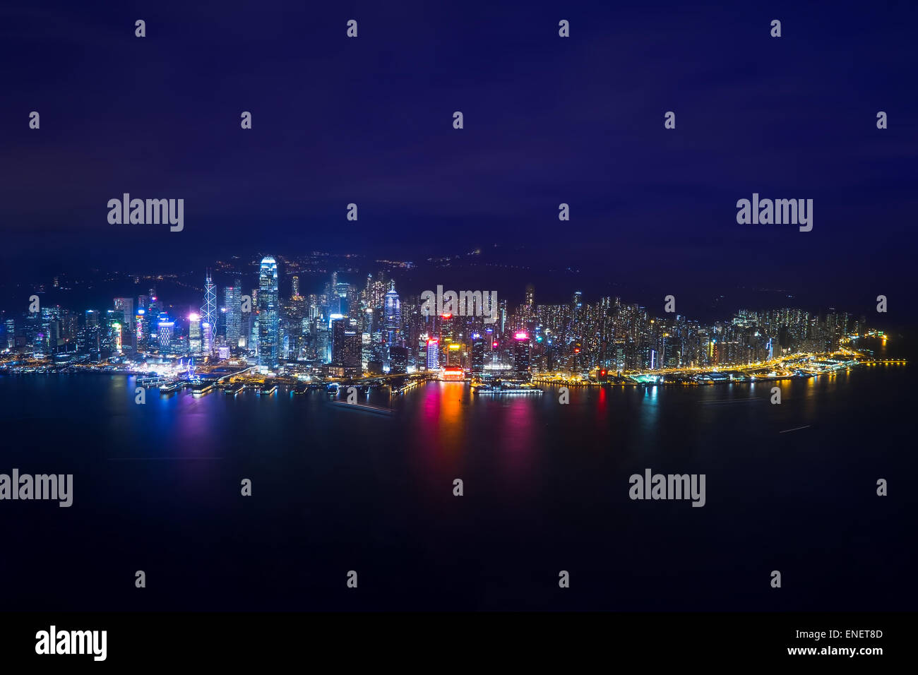 Nacht Luftbild Panorama der Skyline von Hong Kong und den Victoria Hafen. Reise-und ...