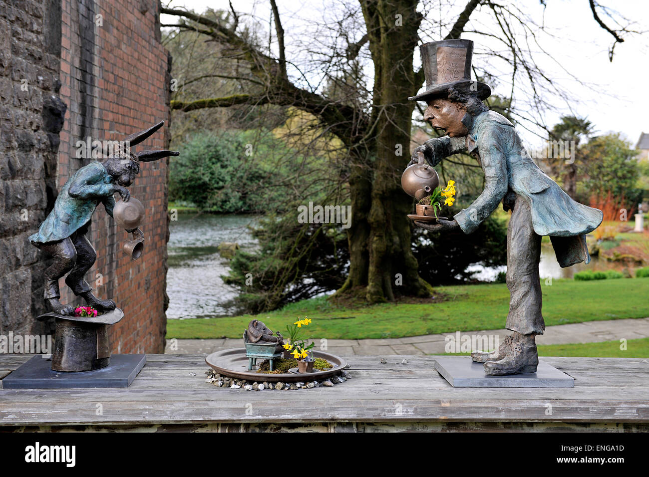 Figuren aus Alice im Wunderland in Kilver Court Gardens, Shepton Mallet ...