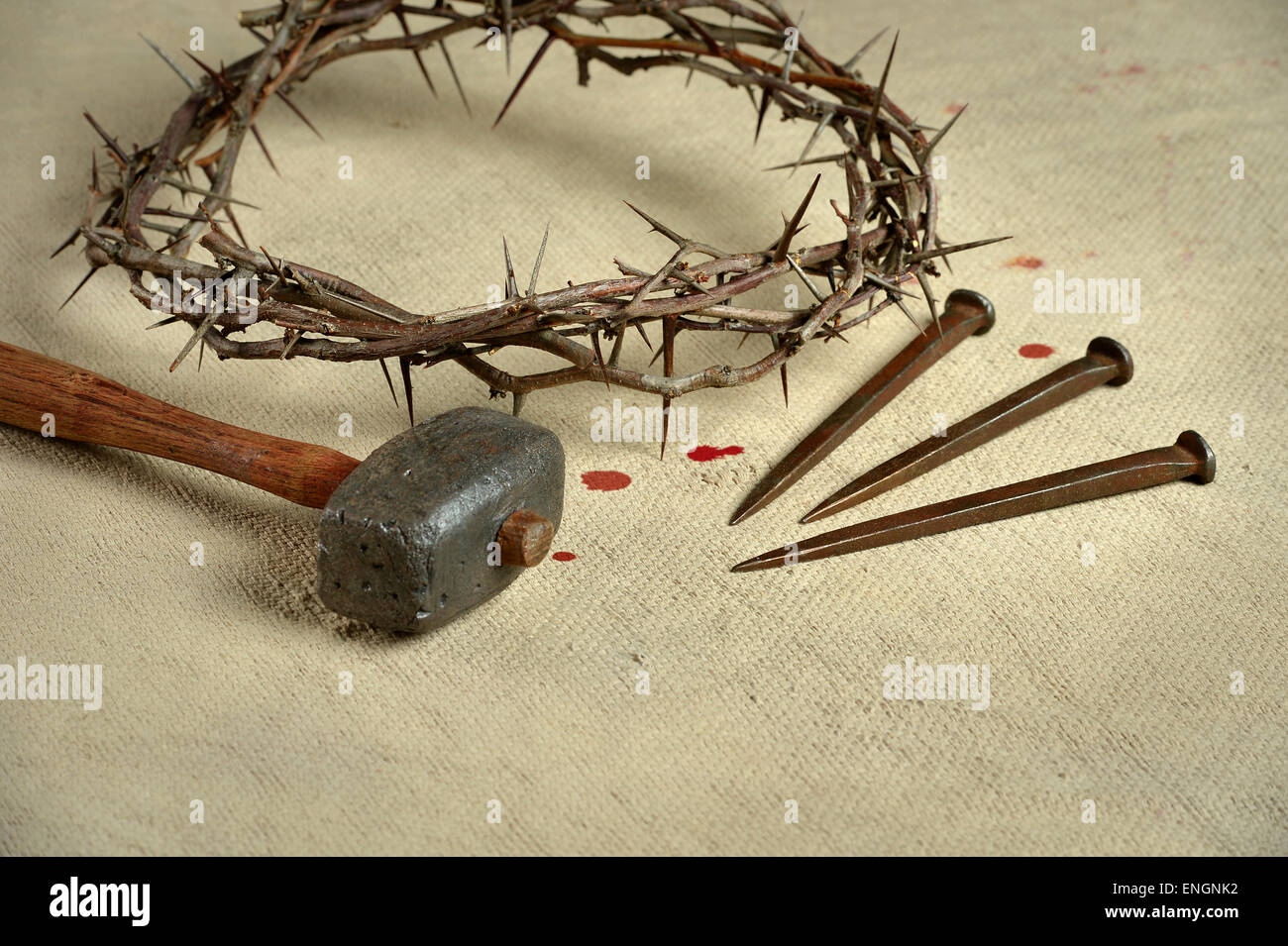 Christliche Symbole der Kreuzigung mit Dornenkrone, Nägel und Hammer ...