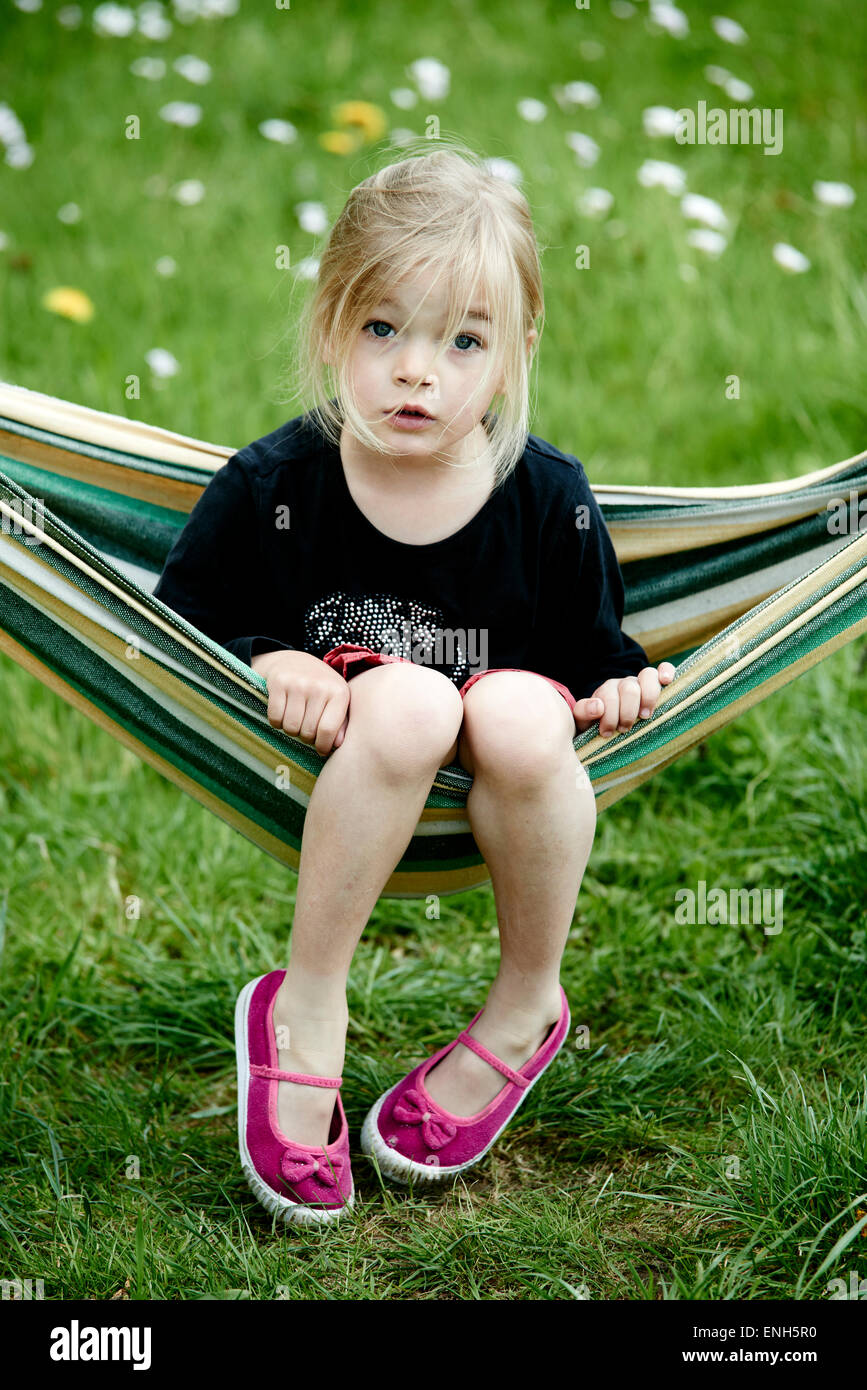 Kinder kind kind entspannen -Fotos und -Bildmaterial in hoher Auflösung ...