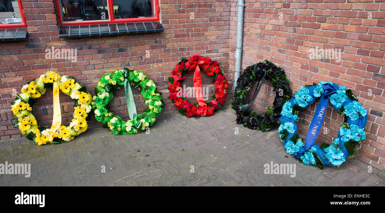 Gedenkkranz befreiung respekt -Fotos und -Bildmaterial in hoher Auflösung – Alamy