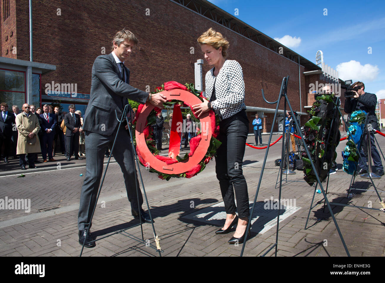 Gedenkkranz befreiung respekt -Fotos und -Bildmaterial in hoher Auflösung – Alamy