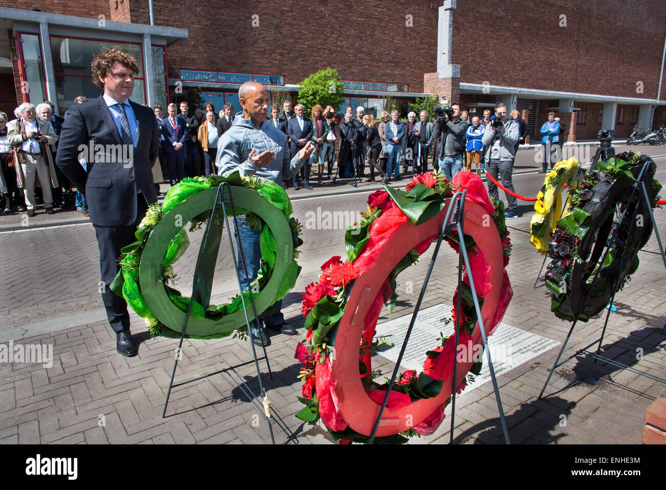 Gedenkkranz befreiung respekt -Fotos und -Bildmaterial in hoher Auflösung – Alamy