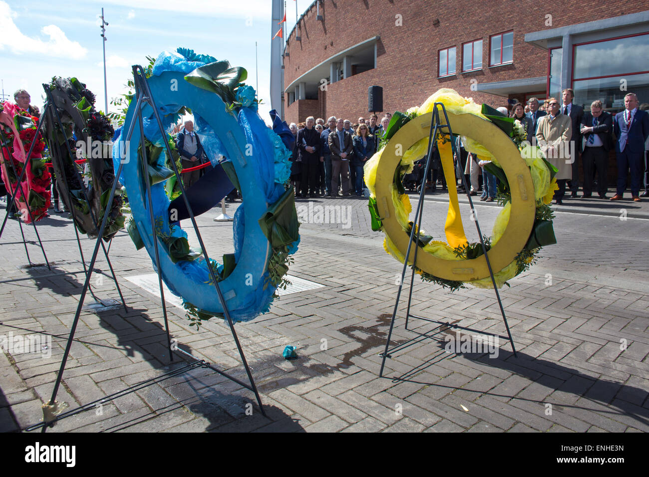 Gedenkkranz befreiung respekt -Fotos und -Bildmaterial in hoher Auflösung – Alamy