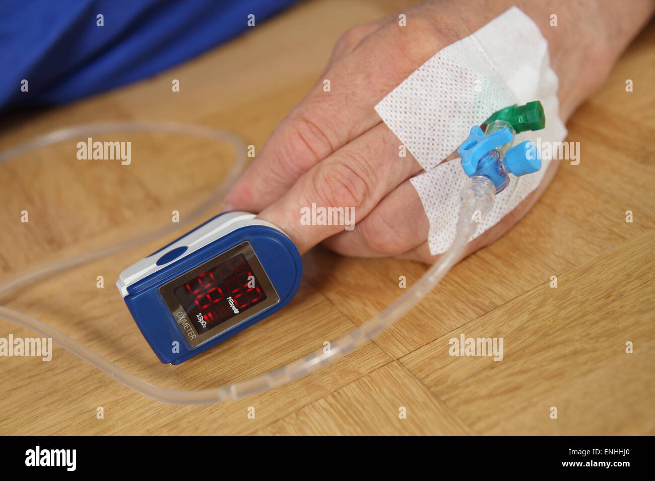 Eine Hand von einem Patienten mit Pulsoximetrie Stockfotografie - Alamy