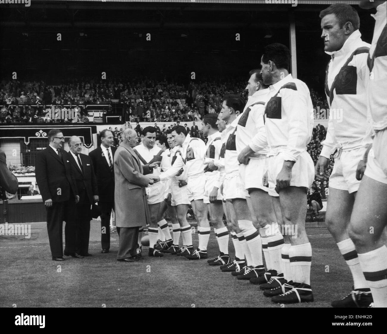 Wakefield Trinity Line-up auf dem Spielfeld zu Beginn der Rugby-League ...