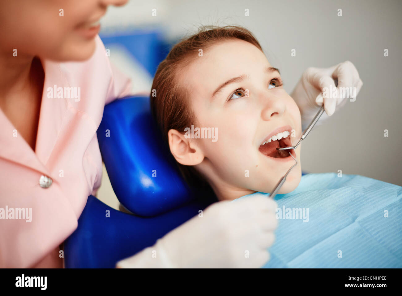 Kind mit offenem mund -Fotos und -Bildmaterial in hoher Auflösung – Alamy