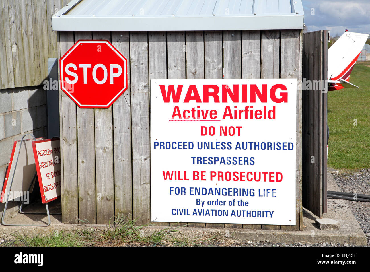 Aircraft warning signs -Fotos und -Bildmaterial in hoher Auflösung – Alamy