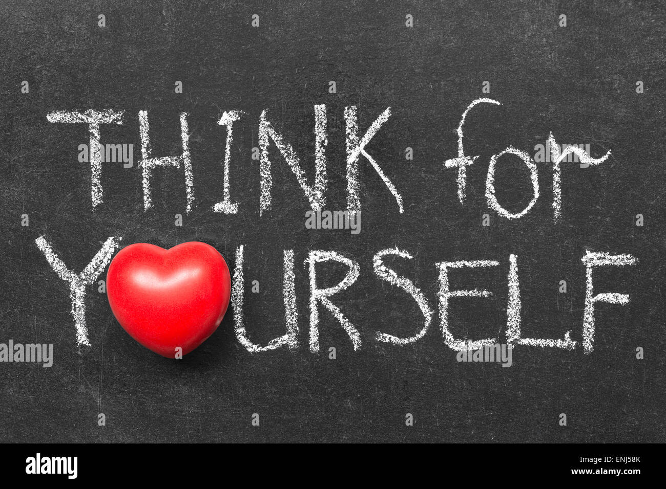 Denken Sie selbst Ausdruck handschriftlich auf Tafel mit Herzsymbol ...