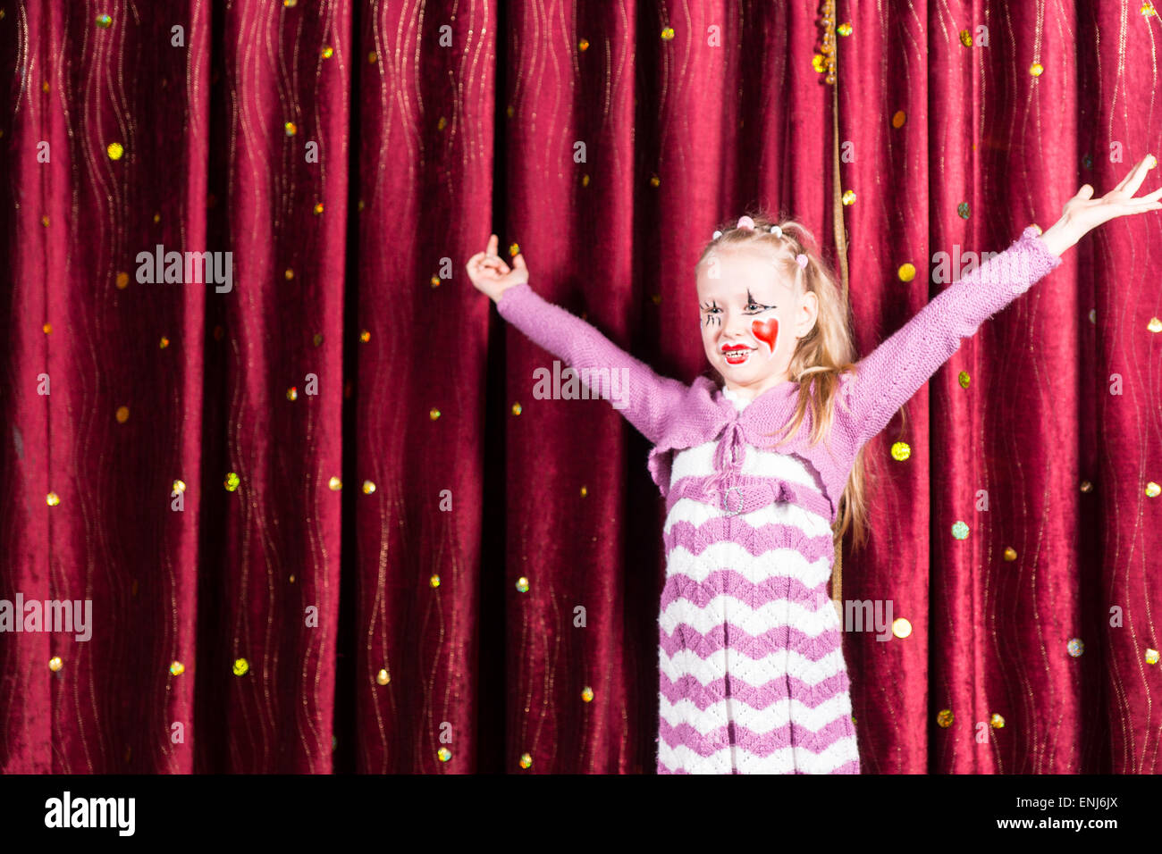 Bühne arme ausgestreckt kind -Fotos und -Bildmaterial in hoher ...