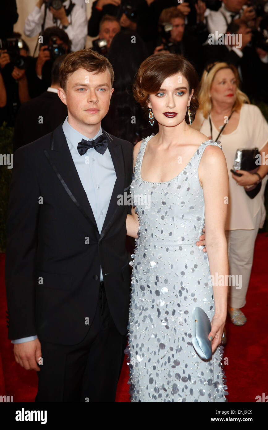 Anna Wood und Dane DeHaan besuchen 2015 Costume Institute Gala Benefit ...
