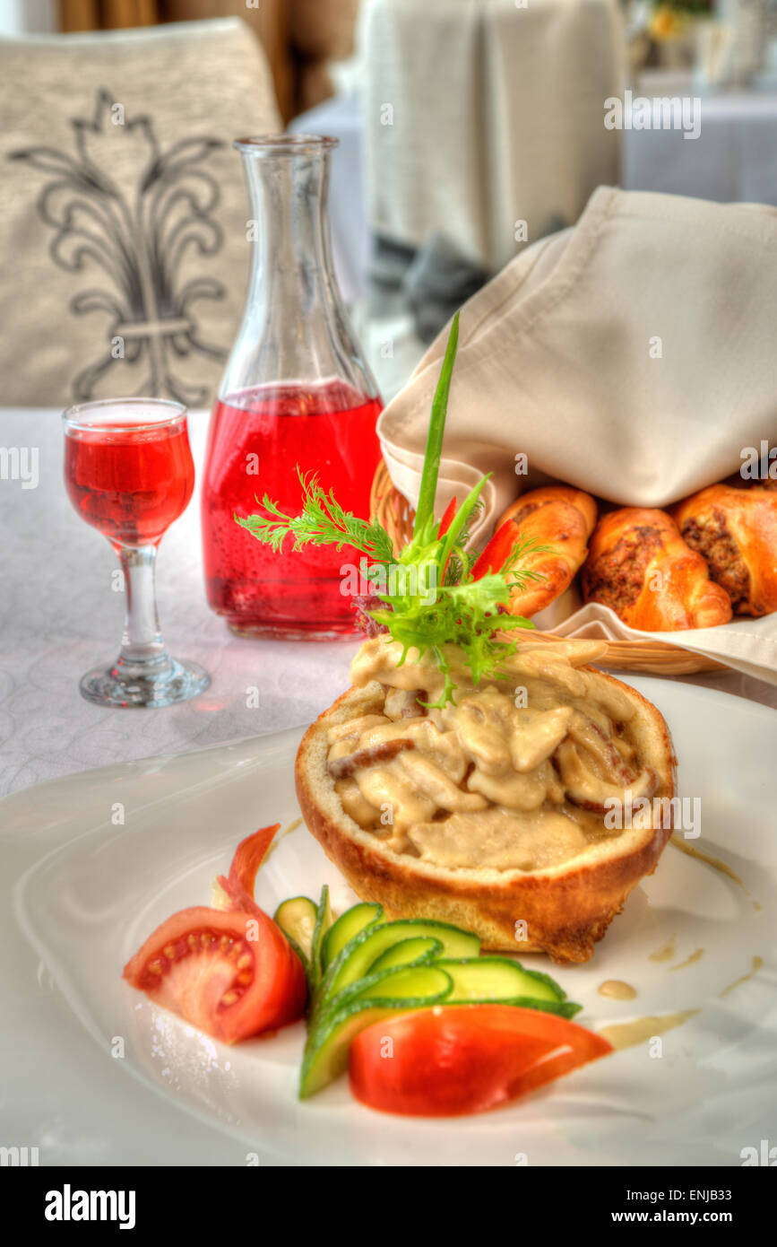leckeres Gericht mit Pilzen und Wodka in einem restaurant ...