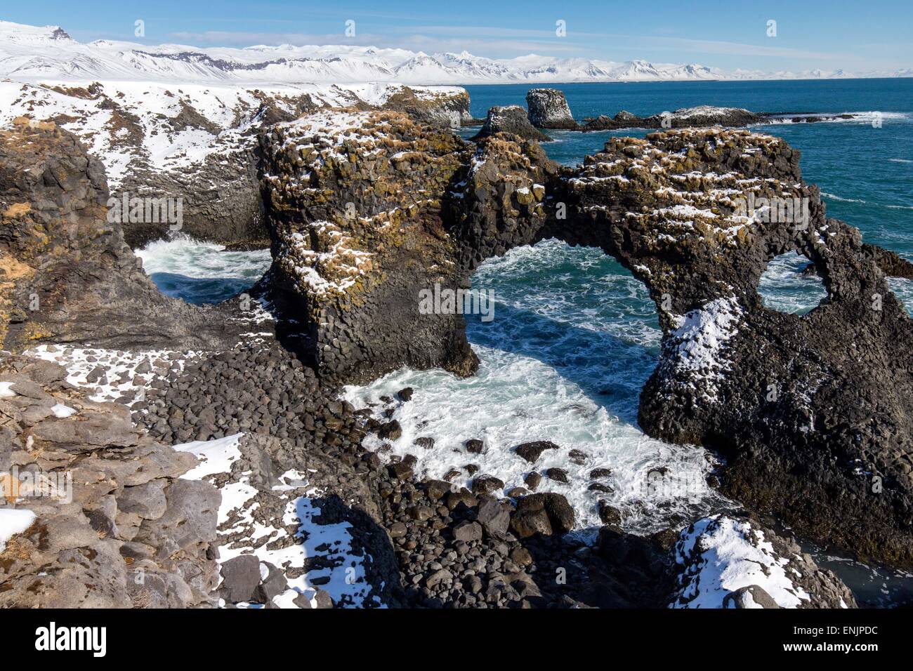 Arnarstapi, Island. 31. März 2015. Arnarstapi Meer Arch am Mittag im ...