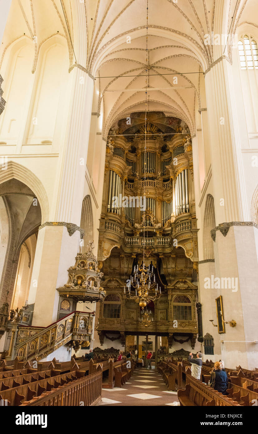 Innenraum der St.-Marien-Kirche (Marienkirche), mit Renaissance-Kanzel ...