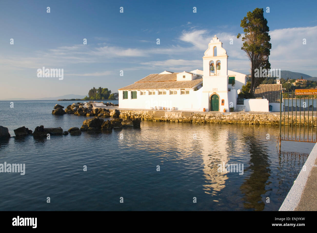 Das Kloster Panagia Vlacherna spiegelt sich im Wasser, Kanoni, Korfu ...