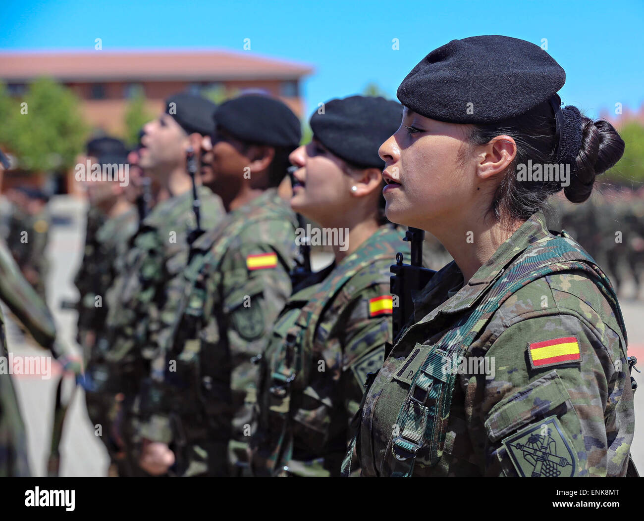 Soldaten stehen stramm -Fotos und -Bildmaterial in hoher Auflösung – Alamy