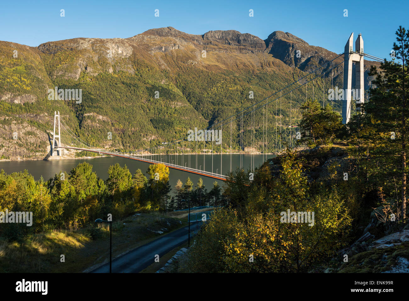 Die Hardanger-Brücke (Hardangerbrua) über den Hardangerfjord, Norwegen ...
