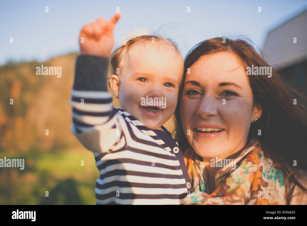 Tochter hält -Fotos und -Bildmaterial in hoher Auflösung – Alamy