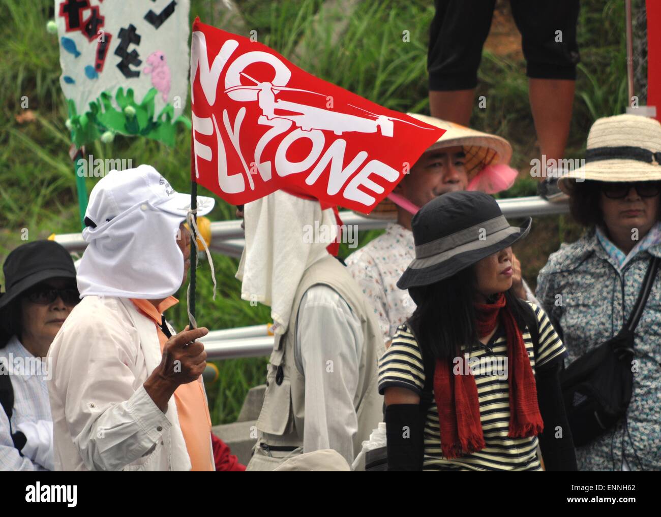Okinawa, Japan: Menschen, die von Base Camp Schwab Marines gegen den ...