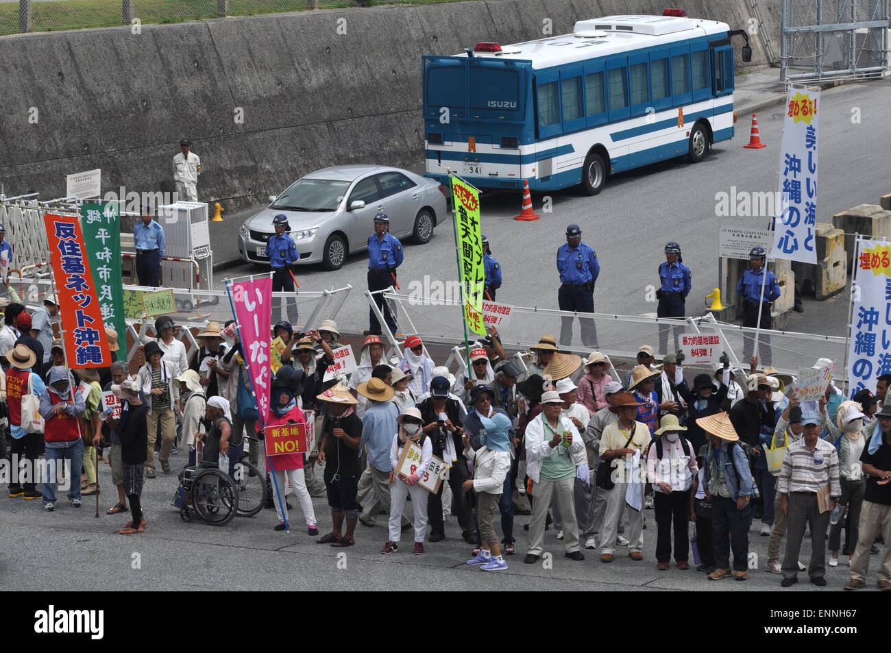Okinawa, Japan: Menschen, die von Base Camp Schwab Marines gegen den ...