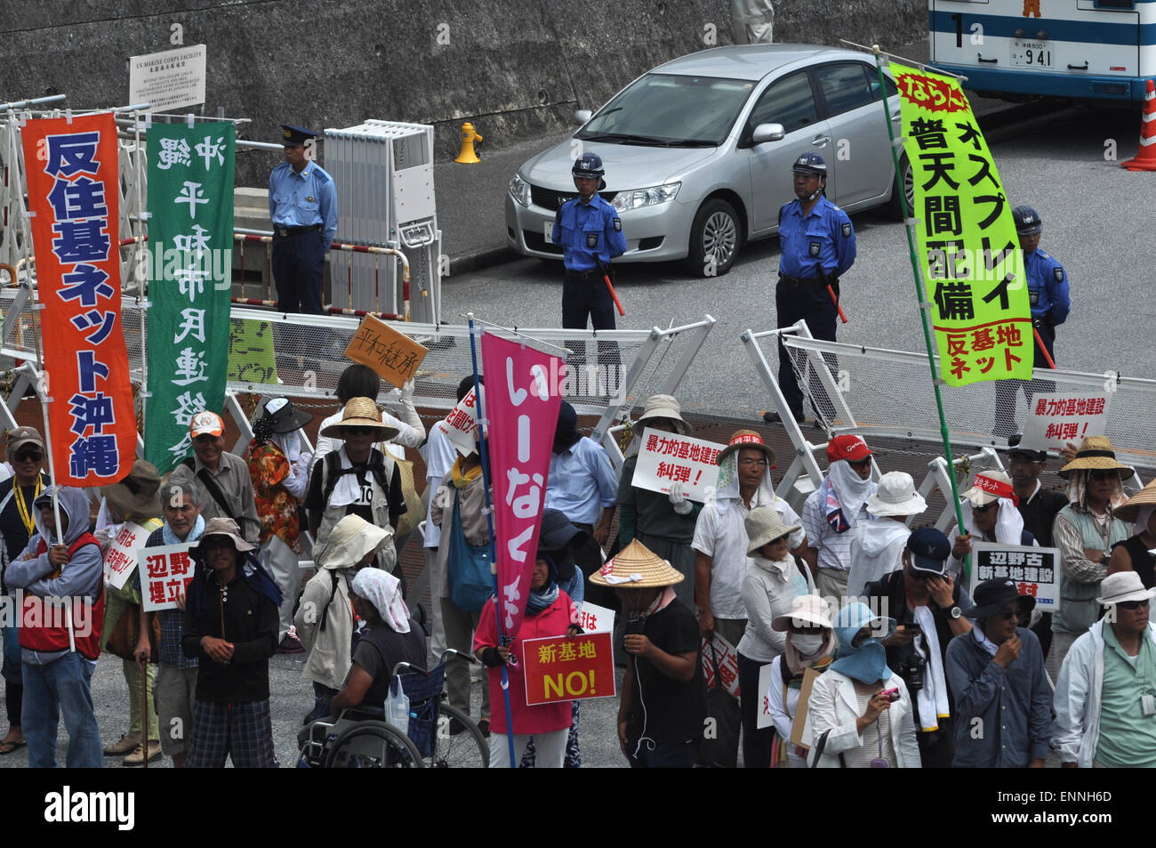 Okinawa, Japan: Menschen, die von Base Camp Schwab Marines gegen den ...