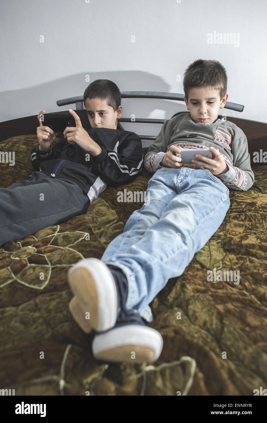 Kinder spielen mit ihren Smartphones. Zwei jungen mit Handys ...