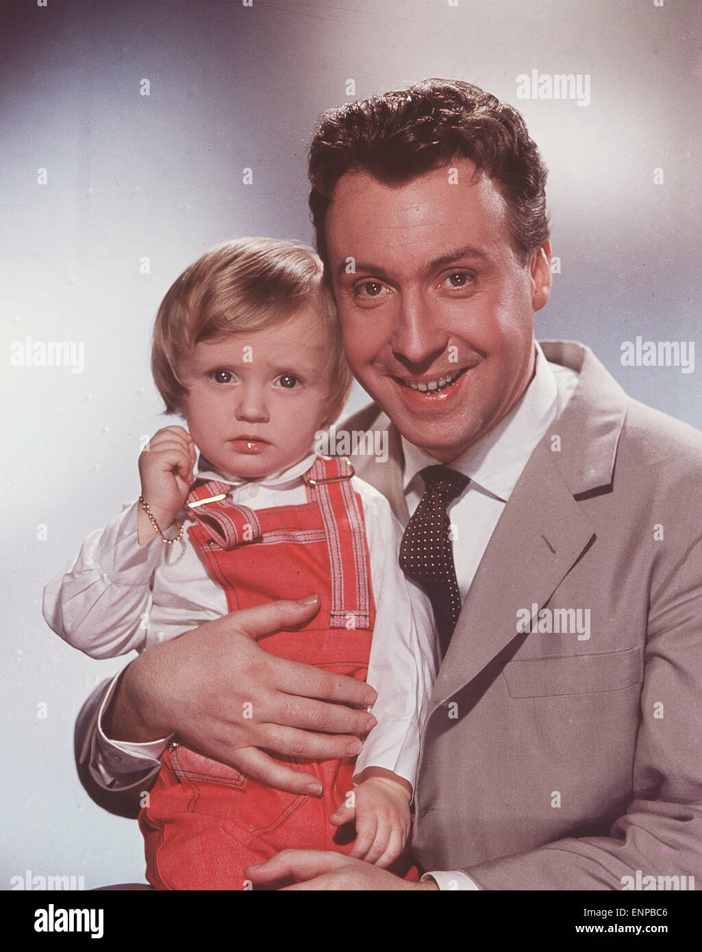 Der Wiener Schauspieler Und Sänger Peter Alexander, Studioaufnahme Mit ...