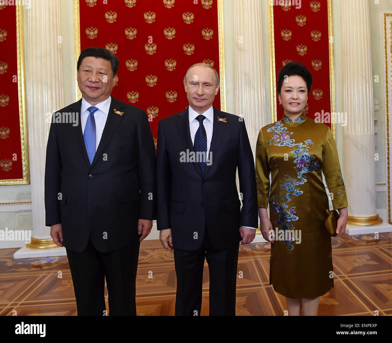 Moskau, Russland. 9. Mai 2015. Chinesische Präsident Xi Jinping (L) und ...