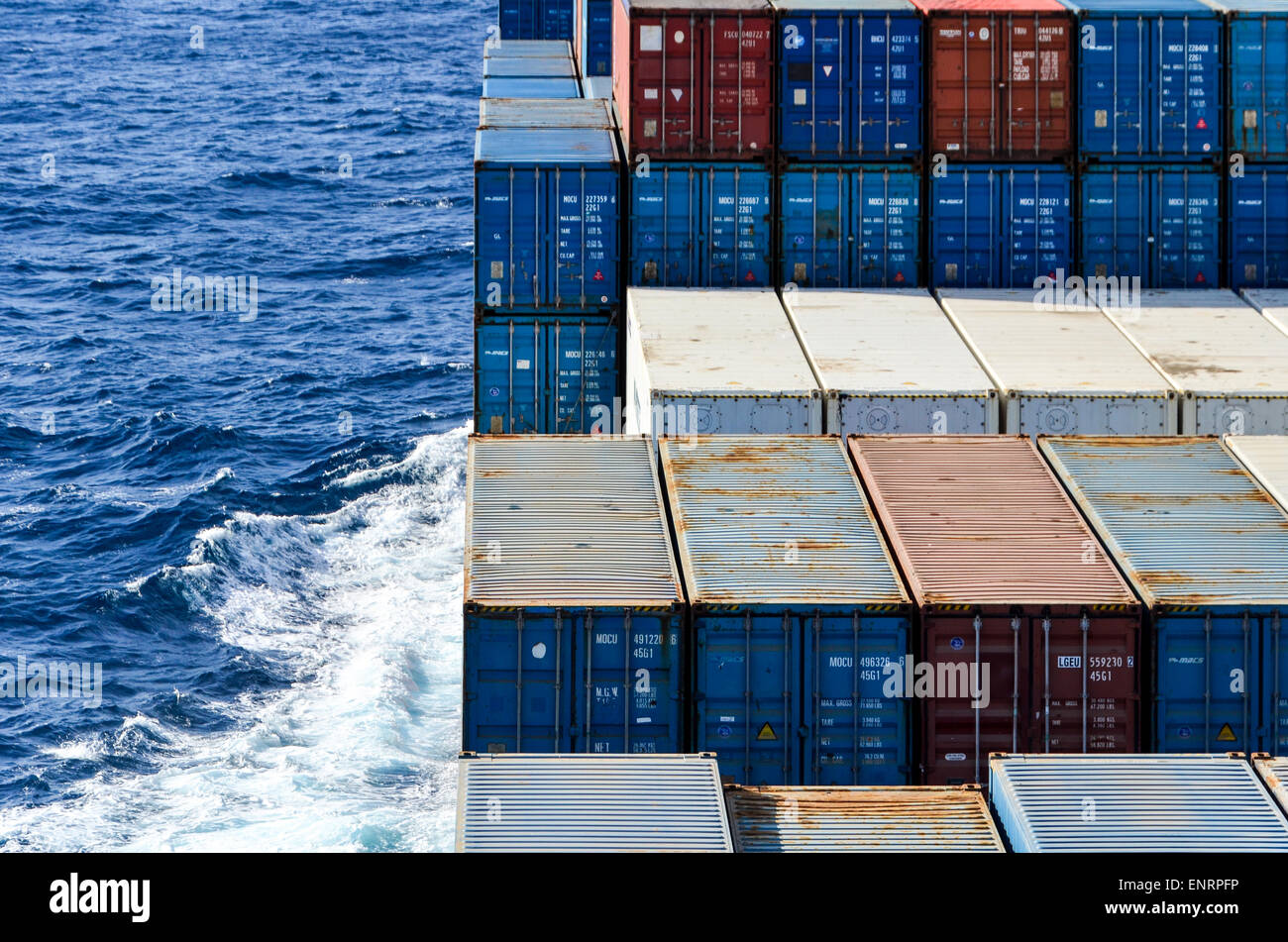 Container auf dem offenen Meer: Container-Schiff im Atlantik ...