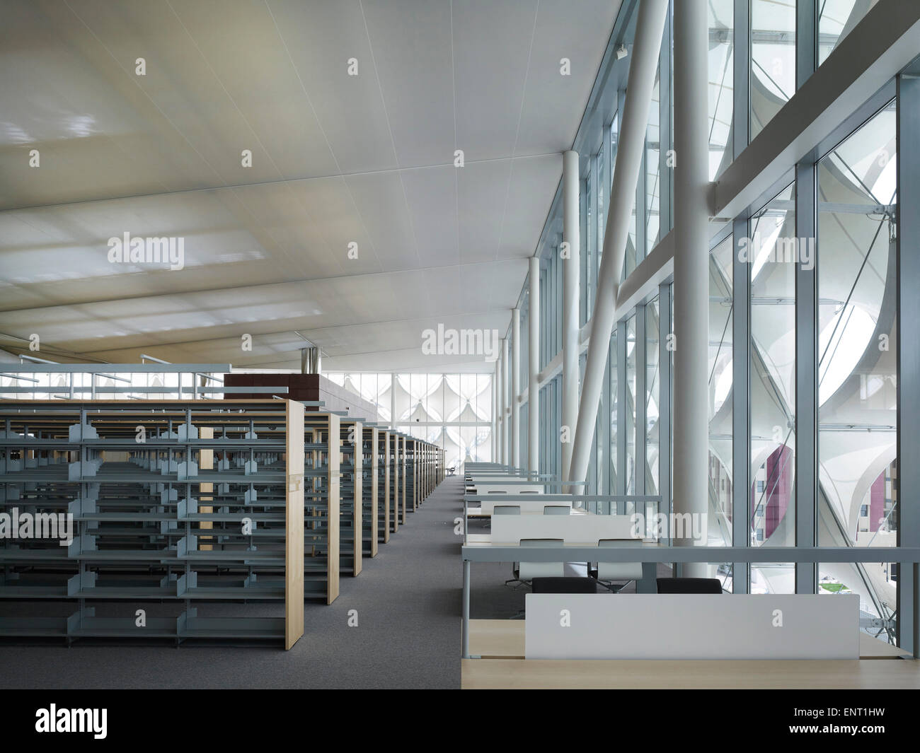 Leseecken mit Bücherregalen auf ehemaligen Dach. King Fahad National ...