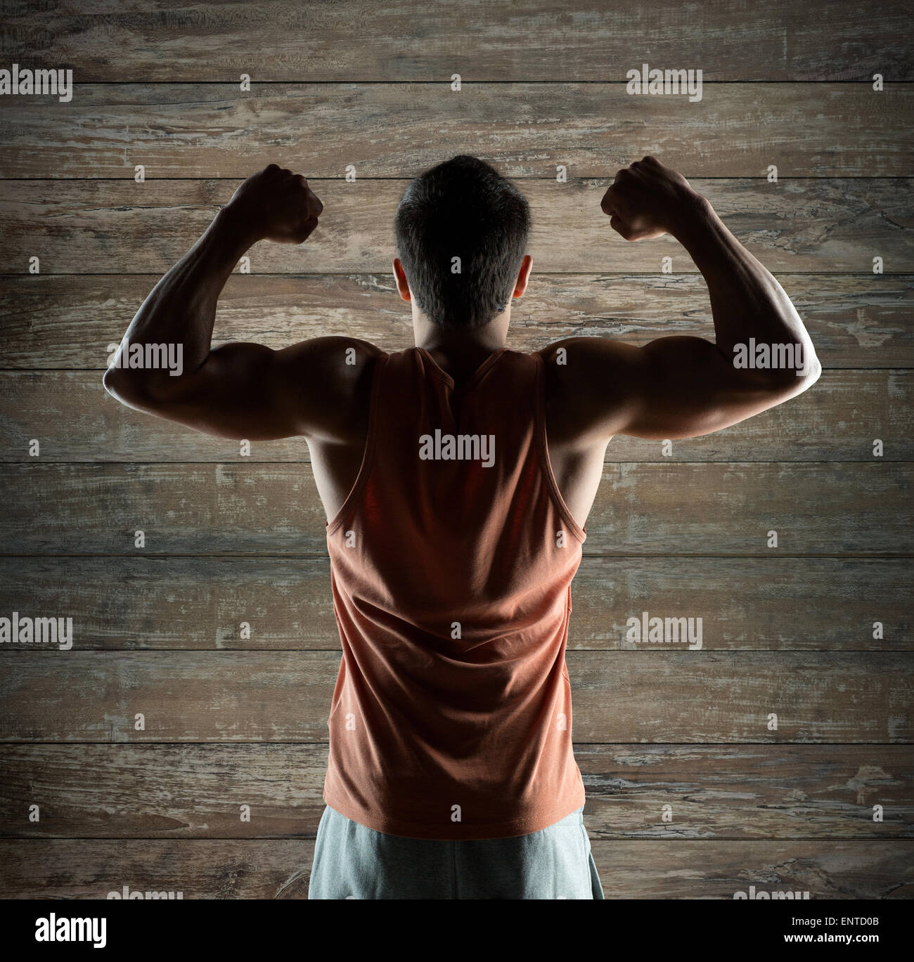 junger Mann oder Bodybuilder zeigt Bizeps Stockfotografie - Alamy