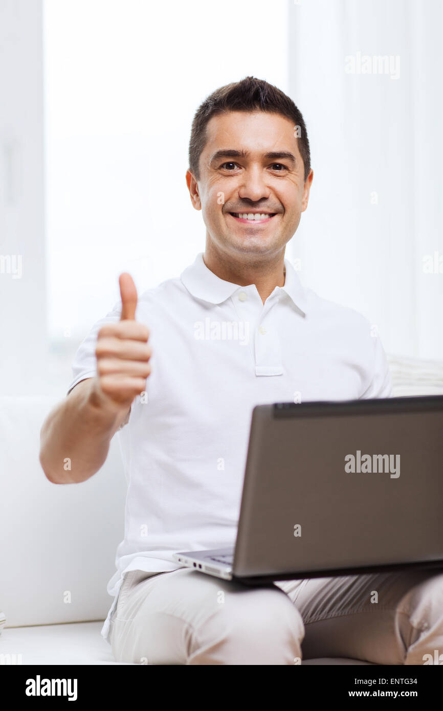 Arbeiten zeigt daumen hoch zu hause -Fotos und -Bildmaterial in hoher ...