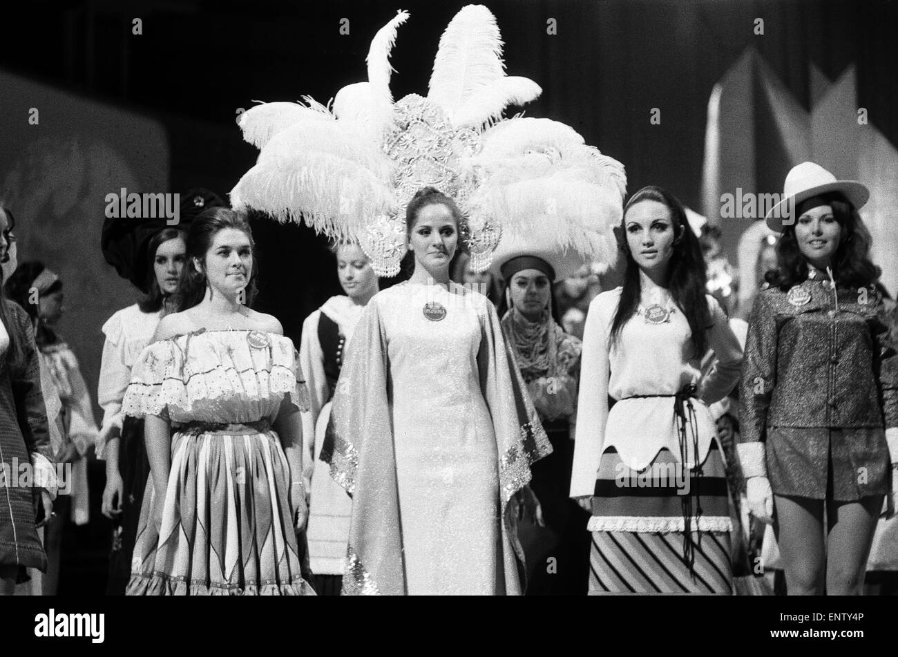 Miss Welt Teilnehmer in Tracht, in der Royal Albert Hall, 27. November ...