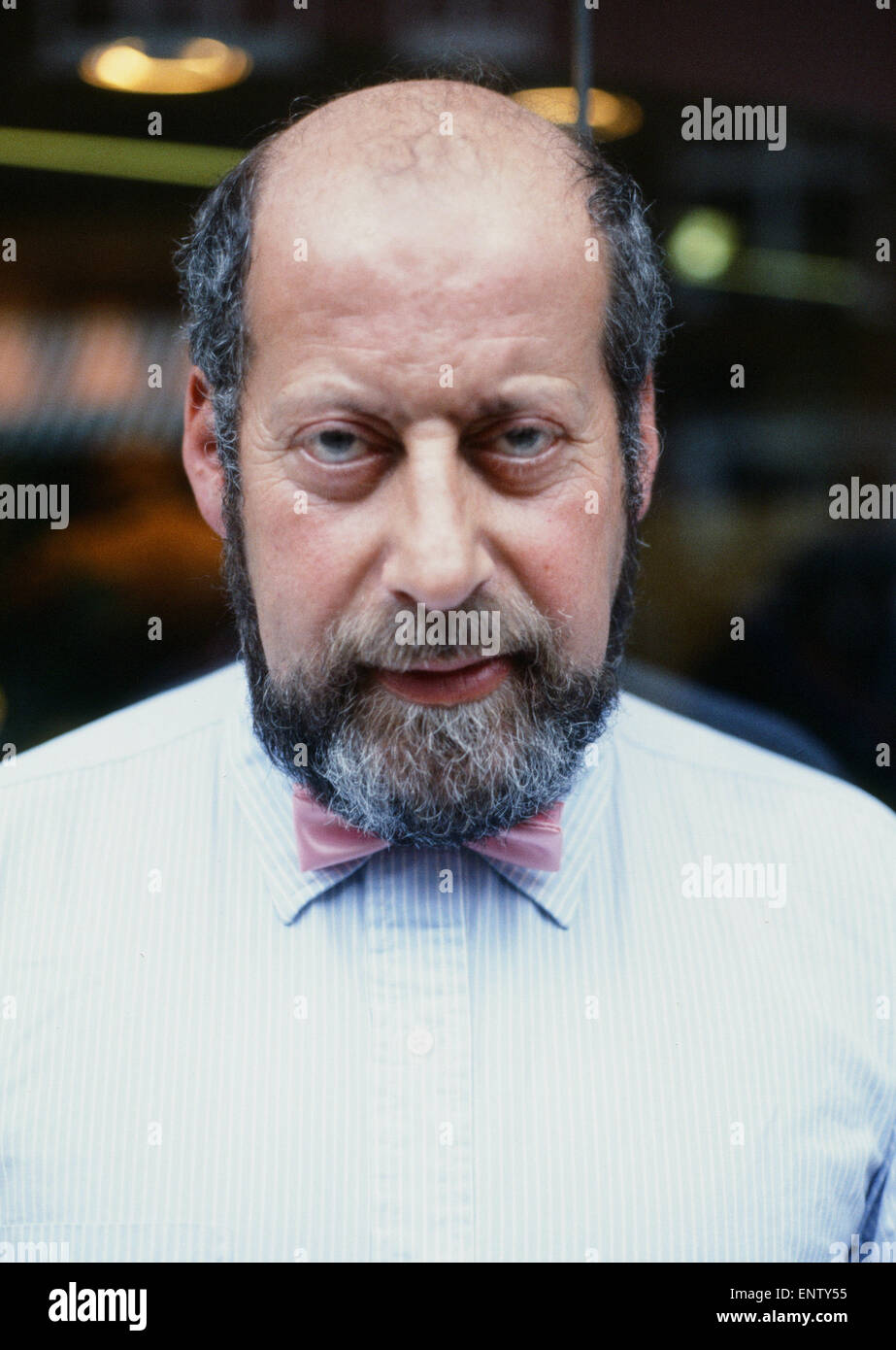 Liberale MP Clement Freud, tragen des Chefkochs Schürze vor einem ...